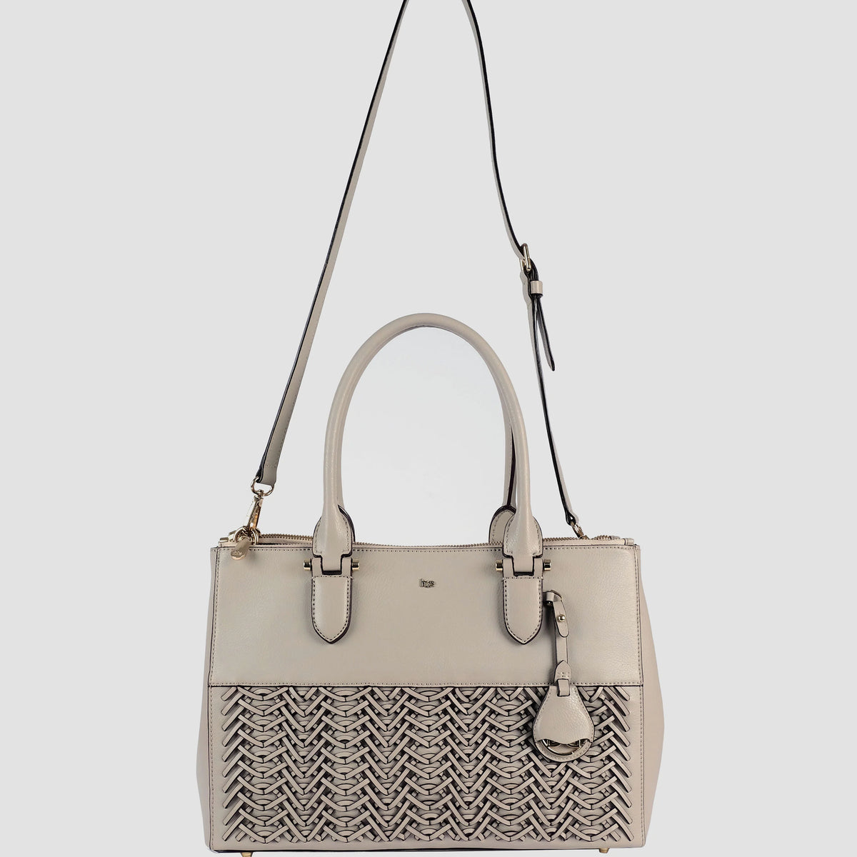 Sarah Tote: Chic Style and Function for the Dynamic Woman